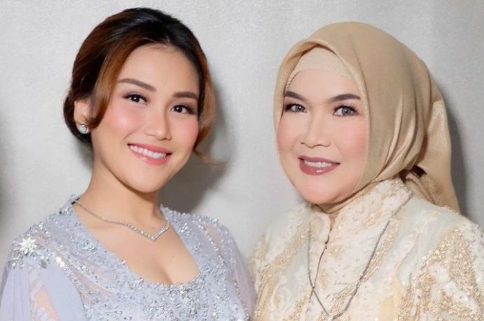 Rayakan Ulang Tahun Sang Ibu Bareng Keluarga Tercinta, Ayu Ting Ting Justru Mendadak Minta Maaf ...
