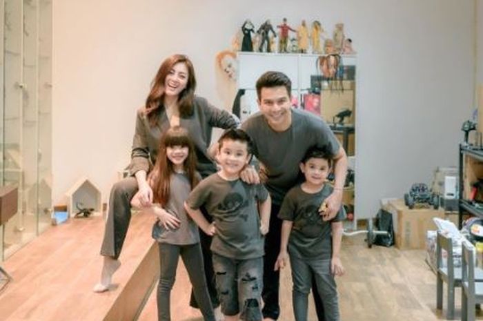 Kebal dengan Kebiasaan Jonathan Frizzy, Dhena Devanka Ungkap Kondisi ... Kebal dengan Kebiasaan Jonathan Frizzy, Dhena Devanka Ungkap Kondisi ...