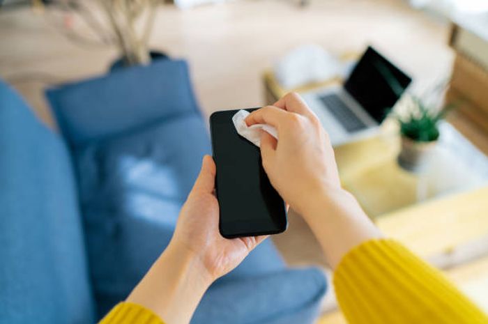 Cara Membersihkan Layar HP, Aman Tanpa Pakai Benda Berbahaya Ini - Nova