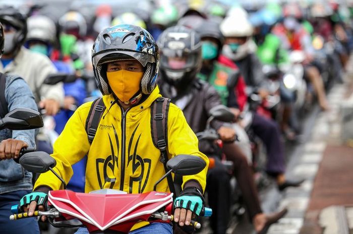 Ngobrol di Jalan Raya Saat Mengendarai Motor, Denda Rp 750 Ribu ...