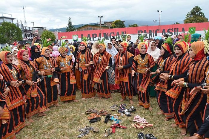 Upacara Adat Aceh Peusijuek: Sejarah dan Tata Cara Prosesinya - Bobo