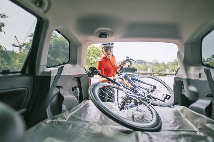 Jangan Sampai Ditilang, Begini Tips Aman Bawa Sepeda dalam Mobil ...