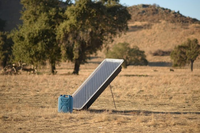 Teknologi Baru Bertenaga Matahari yang Menghasilkan Air dari Udara ...
