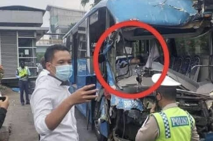 Foto Sopir TransJakarta Meninggal Terjepit Setir Bus Bikin Merinding ...