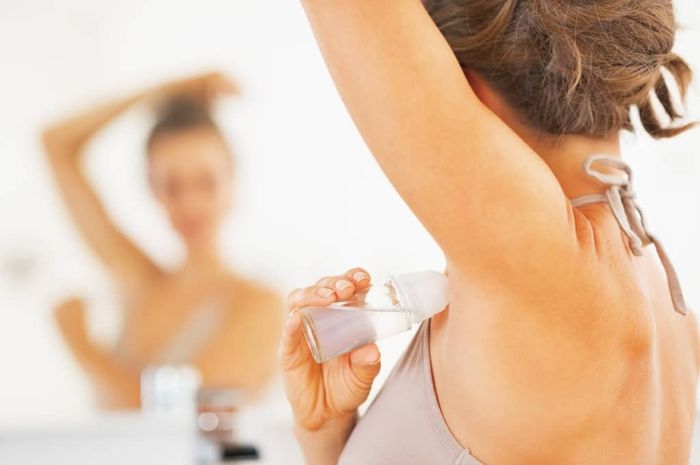 Sering Dilakukan, 5 Kebiasaan Saat Pakai Deodorant Ini Salah Kaprah ...