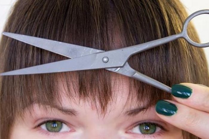 Gak Perlu Lagi Buru-Buru ke Salon! Begini Cara Gampang Potong Poni ...