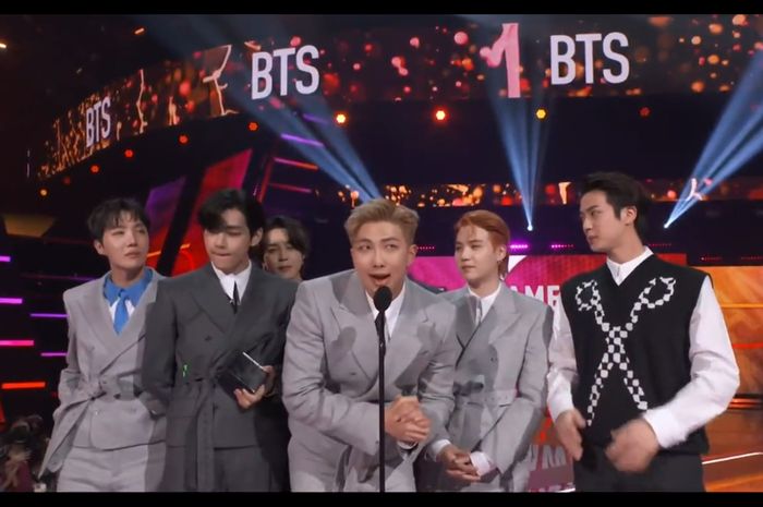 Tak Hanya Bawa Pulang Penghargaan Ini Dari American Music Award 2021