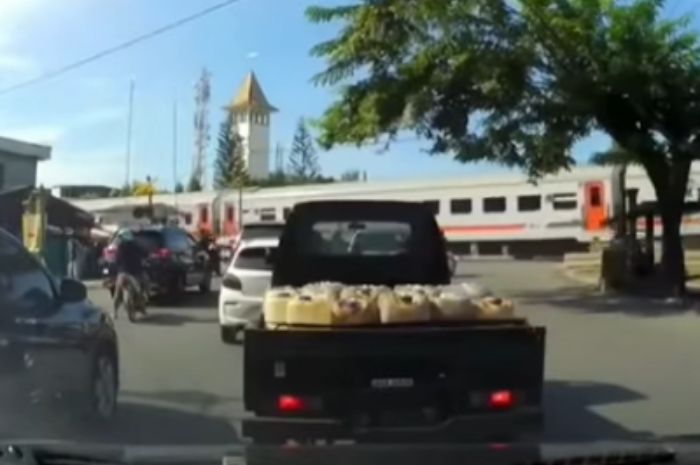 Bikin Geram! Sopir Angkot yang Terobos Palang Pintu Kereta Api hingga ... Bikin Geram! Sopir Angkot yang Terobos Palang Pintu Kereta Api hingga ...