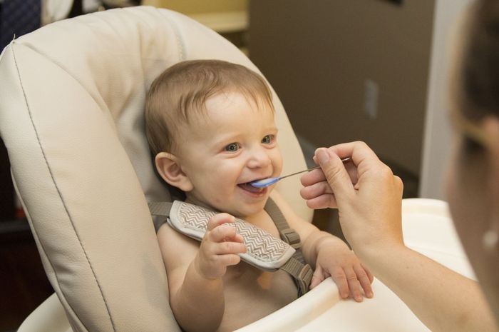 Bayi Tiba-tiba Tersedak Saat Makan? Kenali Tanda-tanda, Faktor Penyebab ...