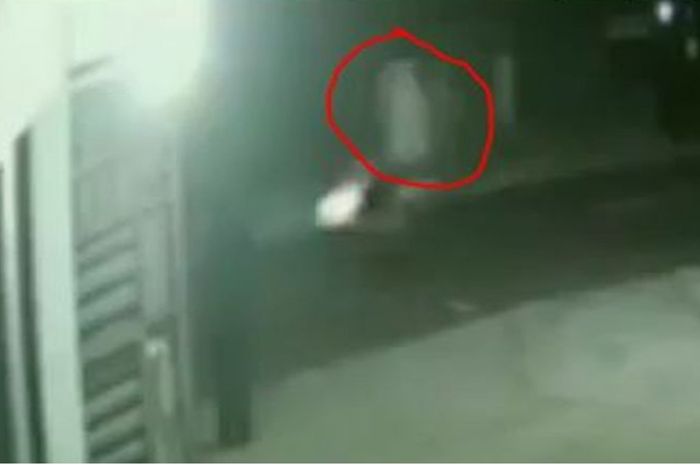 Bikin Bulu Kuduk Merinding! Sosok Diduga Pocong Terekam Tengah ... Bikin Bulu Kuduk Merinding! Sosok Diduga Pocong Terekam Tengah ...
