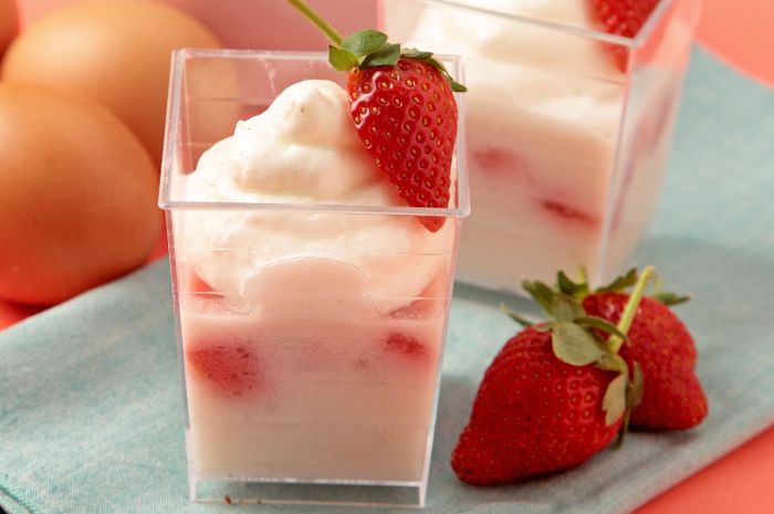 Tiru Resep Puding Yogurt Stroberi yang Cantik Dan Segar Ini Untuk ...