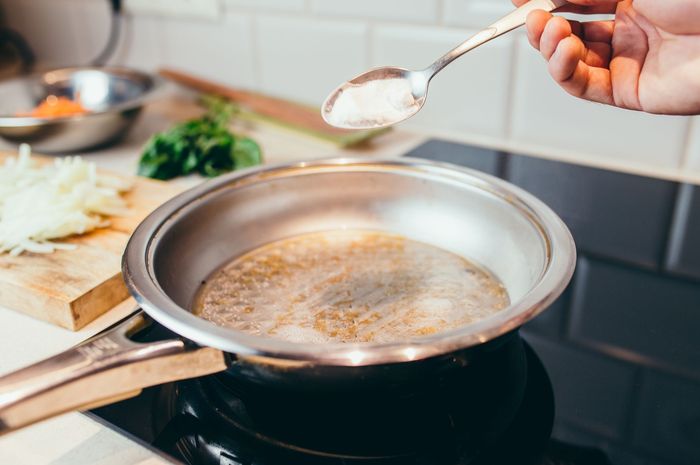 Emak-emak Sekomplek Bisa Kepo, Sulap Wajan Murah jadi Wajan Anti ...