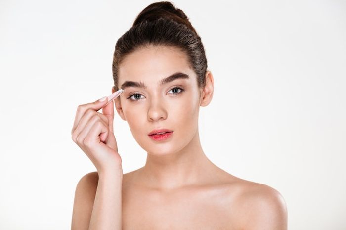 Cara Mencabut Alis yang Aman Supaya Rapi dan Berbentuk, Pemilik Alis ...