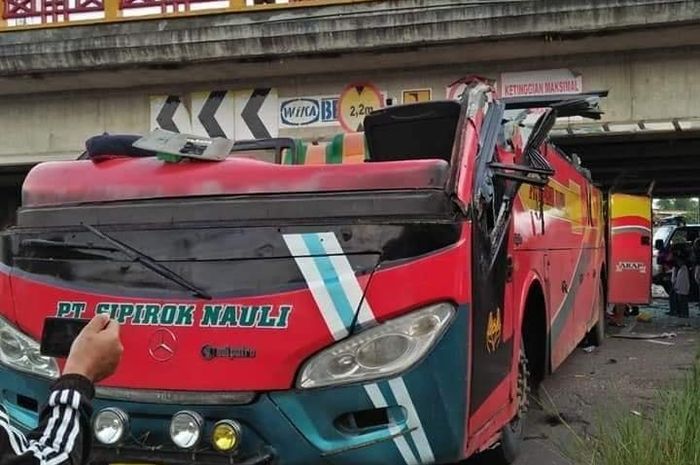Tabrak Flyover, Foto Bus Sipirok Nauli Terbelah di Padang Panjang Jadi ... Tabrak Flyover, Foto Bus Sipirok Nauli Terbelah di Padang Panjang Jadi ...