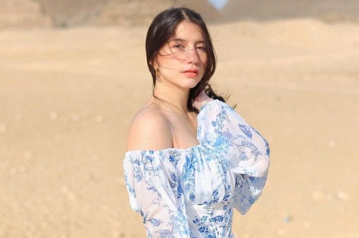 8 Penampilan Cassandra Lee dengan Outfit Floral. Chic dan Manis Abis ...