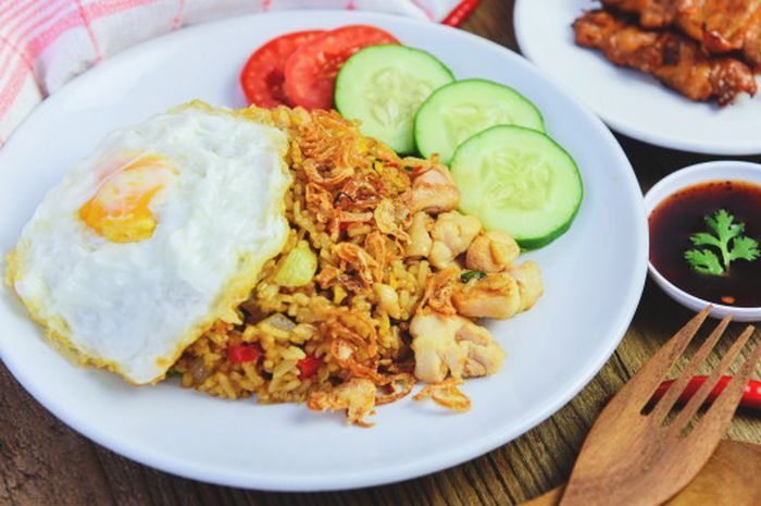 Selalu Jadi Pelengkap Di Nasi Goreng, Makan Timun Dan Tomat Secara ...