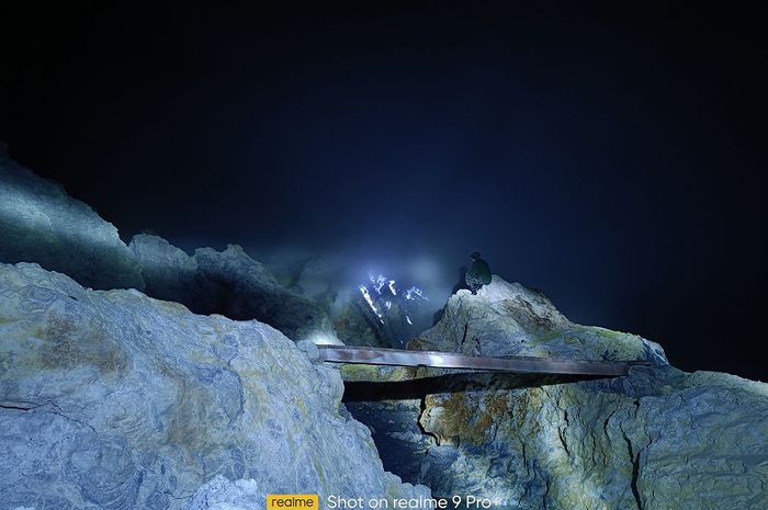Menjumpai Blue Fire Kawah Ijen, Cahaya Unik Hanya Dua di Dunia ...