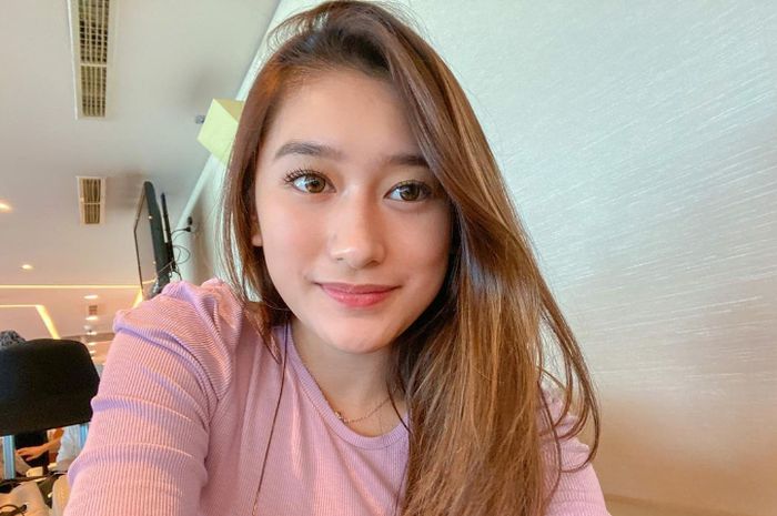 Gaya Kasual Amanda Caesa Buat Tampil Modis Pakai Outfit Ungu - CewekBanget