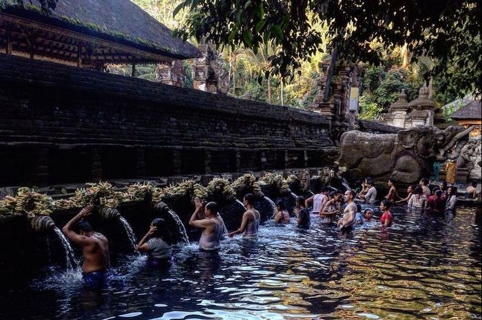 Mengenal Tradisi Penyucian Melukat di Pulau Bali #AkuBacaAkuTahu - Kids