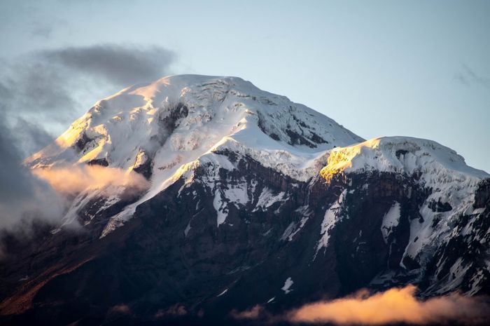 Bukan Everest, Ternyata Gunung Tertinggi di Dunia Berada di Ekuador ...