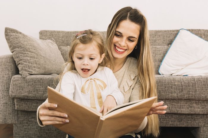 4 Cara Mudah Mengenalkan Buku pada Anak, Dijamin Si Kecil Suka dan Jadi ...