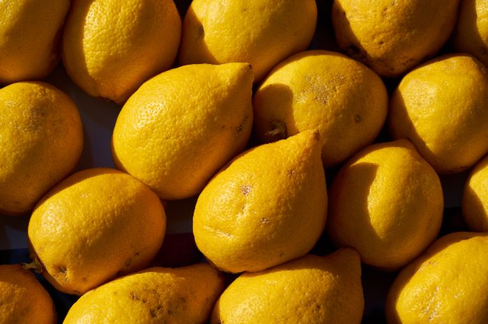 Tak Hanya Menyehatkan, Ini 5 Manfaat Serbaguna Lemon yang Ampuh ...
