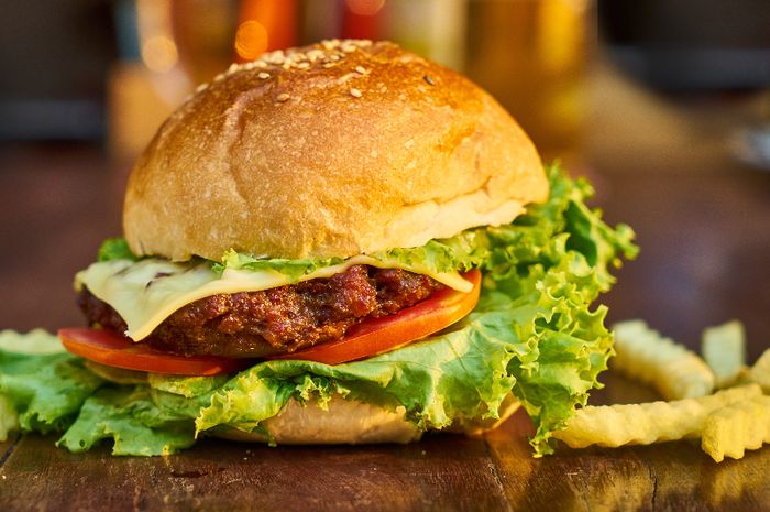 Walau Ada Berbagai Sayuran dalam Burger, Mengapa Tidak Sehat ...
