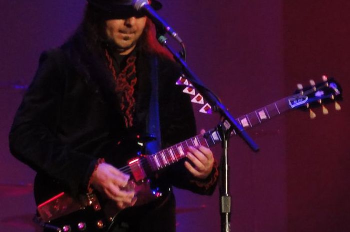 Daron Malakian Sebut Cover Aerials dari MGK Sebuah Penghormatan - Hai