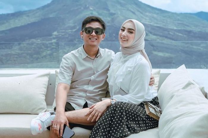 Tepis Gosip Cerai, Dinan Fajrina Buktikan Kesetiaannya dengan Unggah ... Tepis Gosip Cerai, Dinan Fajrina Buktikan Kesetiaannya dengan Unggah ...