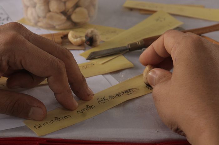 Menulis Media Lontar: Pelestarian Sejarah Tradisi Pencatatan Nusantara ...