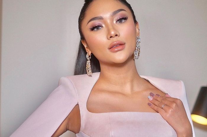 Hati-hati Puasa Batal! Cuma Pakai Kemben Hitam, Marion Jola Pamer Gaya ...