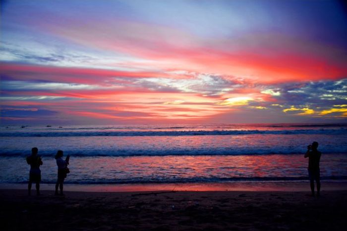 Contoh Paragraf Mendeskripsikan Pantai Kuta dalam Bahasa Inggris - Adjar