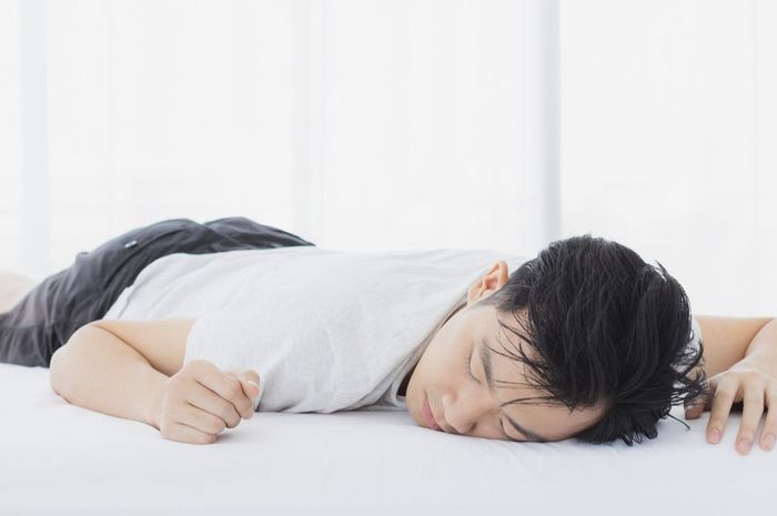 Awas! Hindari Kebiasaan Tidur Tengkurap agar Tidak Alami Masalah ...