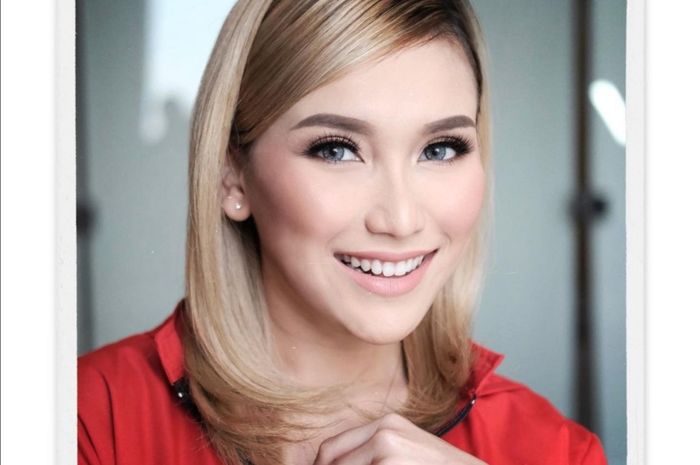 Janda Depok Pamer Punggung Mulus! Gaya Liburan Ayu Ting Ting di Pantai ...