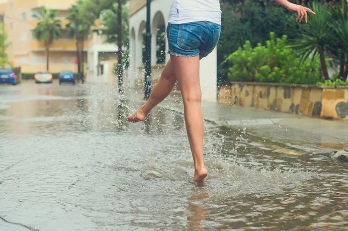 Arti Mimpi Berjalan di Atas Genangan Air, Isyaratkan Kehidupan yang Tak ... Arti Mimpi Berjalan di Atas Genangan Air, Isyaratkan Kehidupan yang Tak ...