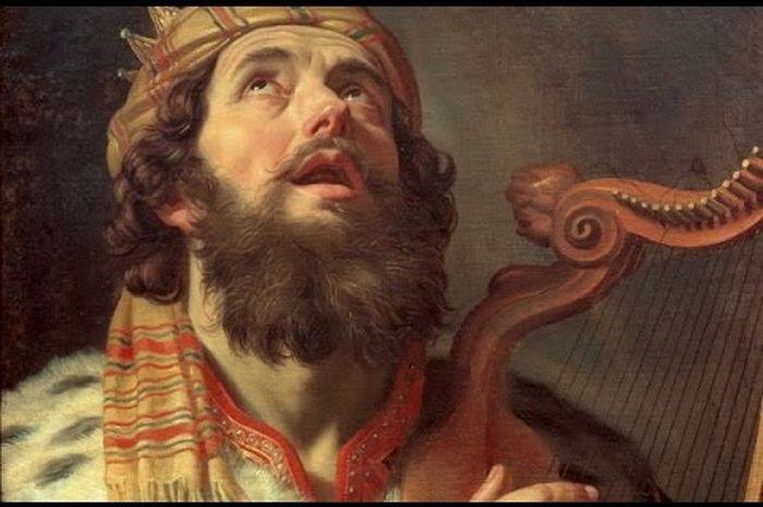 Terpampang Dua Sosok Bertanduk Menjulurkan Tangan, Benteng Era Raja ...