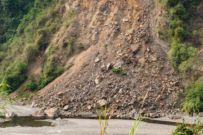 9 Cara Mencegah Tanah Longsor - Adjar
