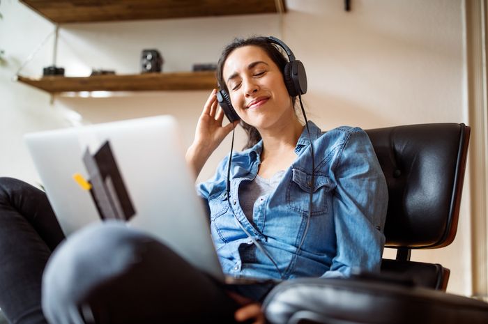 Ternyata Mendengarkan Musik Saat Bekerja Memiliki Banyak Manfaat ...