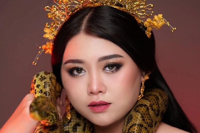 Cosplay Badarawuhi, Clarissa Putri Ketakutan Pegang Ular Asli - CewekBanget