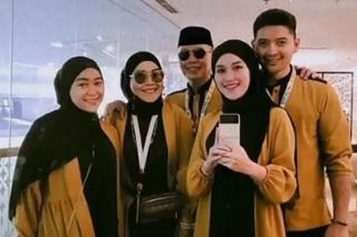 Siapkan Doa Khusus Soal Jodoh, Ayu Ting Ting Rupanya Tak Cuma Boyong ... Siapkan Doa Khusus Soal Jodoh, Ayu Ting Ting Rupanya Tak Cuma Boyong ...