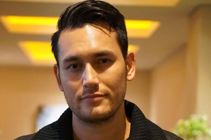 Arifin Putra Debut di Hollywood, Jadi Pemeran Utama Angels Fallen ...