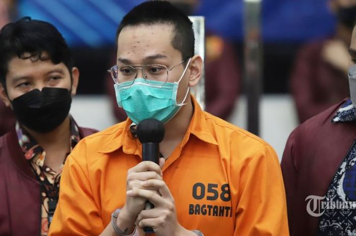 Kepalanya Sempat Botak dan Kurang Terawat Saat Pakai Baju Oren ...