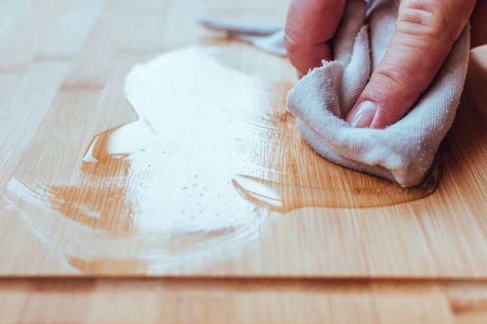 Biar Gak Lengket, Ini Cara Tepat Bersihkan Tumpahan Minyak Goreng di ...