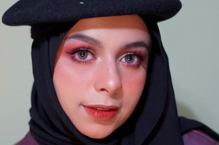 Beauty Hack a la Dilla Jaidi, Foundation Diaduk Pakai Segelas Air ...