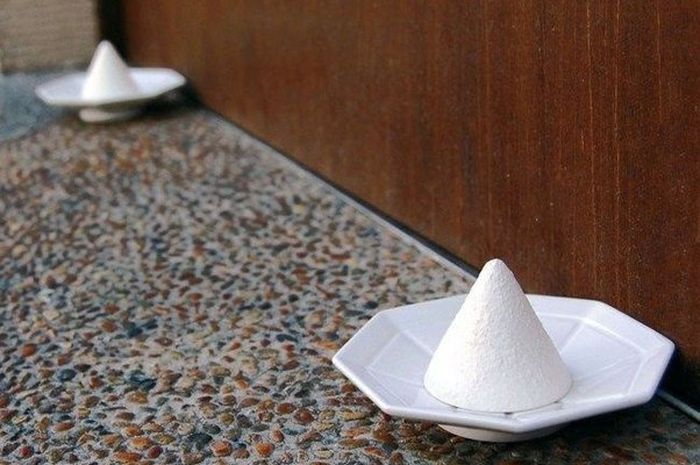 Dapat Saran dari Mertua, Coba Tabur Garam di Depan Pintu dan Jendela ...