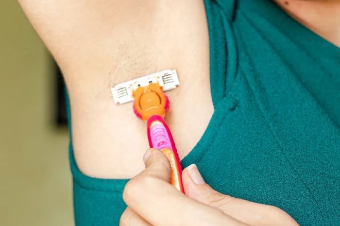 Cara Menghilangkan Bulu Ketiak, Lebih Baik Waxing atau Dicukur? - Grid Health