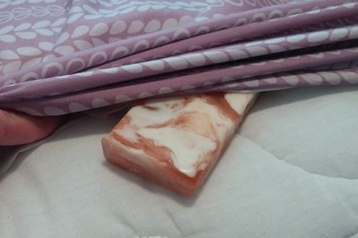 Iseng-Iseng Berhadiah! Cuma Letakkan Sabun Batangan di Bawah Sprei ... Iseng-Iseng Berhadiah! Cuma Letakkan Sabun Batangan di Bawah Sprei ...