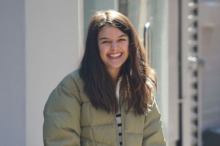 Penampilan Terbaru Suri Cruise di Musim Panas, Kece Pakai Sandal Jepit ...