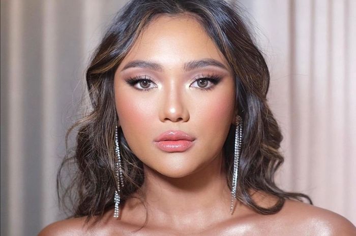 Belahan Dada Semok Terekspos, Gaya Seksi Marion Jola Berbalut Tube Dress Biru Elektrik Bikin ...