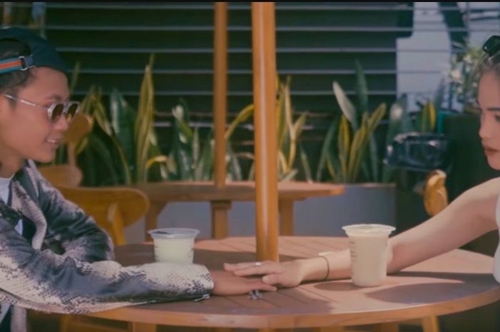 Jeje dan Bonge 'Citayam Fashion Week' Bintangi Video Klip 'Jangan Katakan Cinta' dari Keljo - Hai